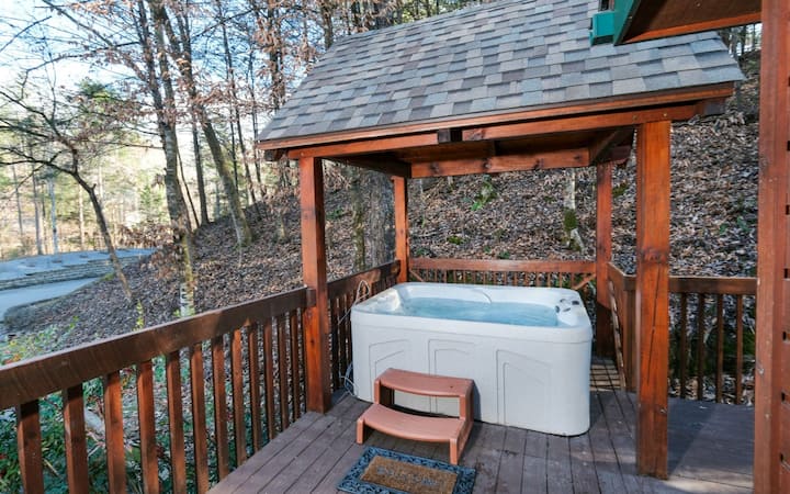 Long Overdue - Hot Tub And Cozy Spaces! - Pigeon Forge, TN
