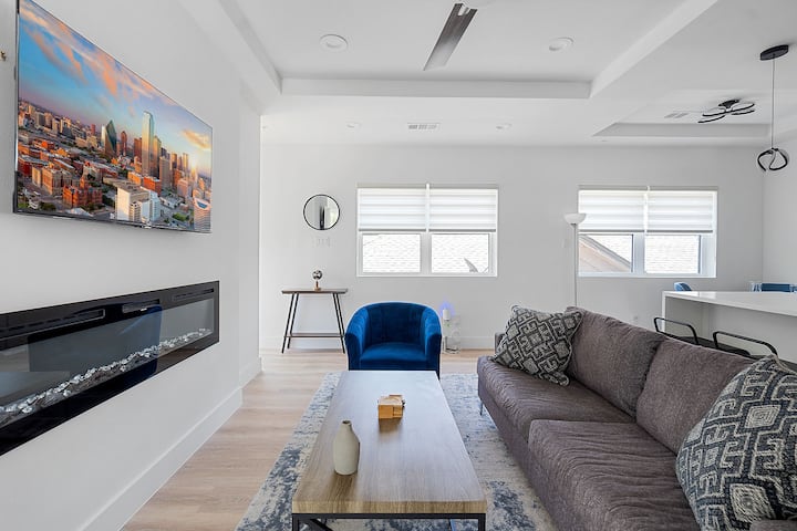 Modern Townhome | Rooftop + Backyard Garage - Dallas, TX