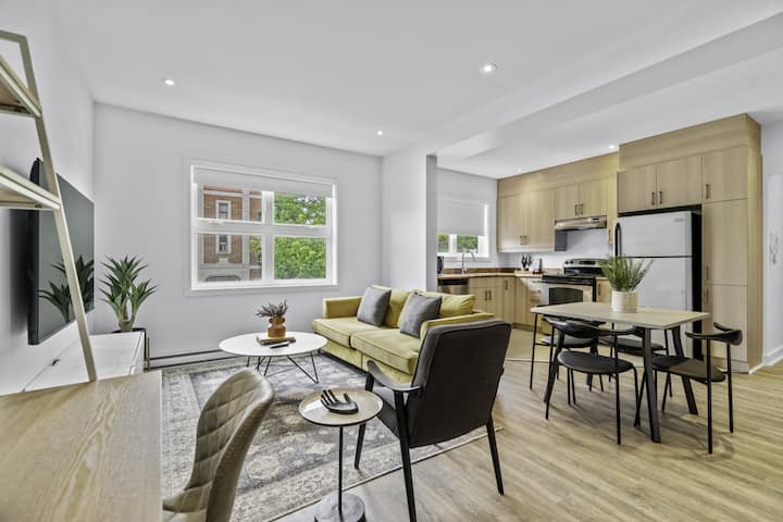 Stylish 2-bedroom Haven By Jean Talon Market - Montreal