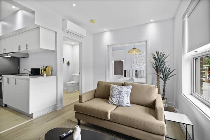 Stylish 1-bedroom Haven By Jean Talon Market - Montreal