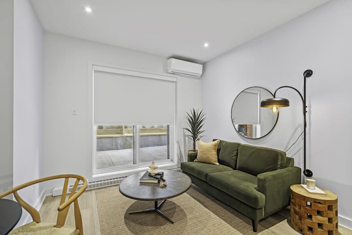 Stylish Open-space Studio By Jean Talon Market - Montreal