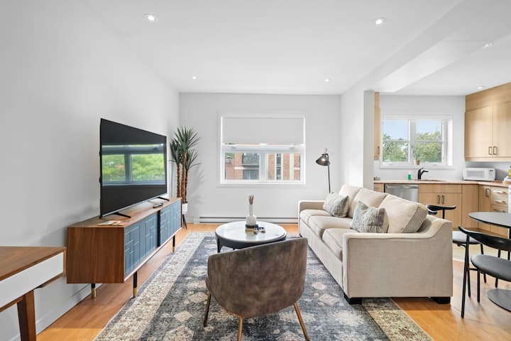Trendy 2-bedroom Haven By Jean Talon Market - Montreal