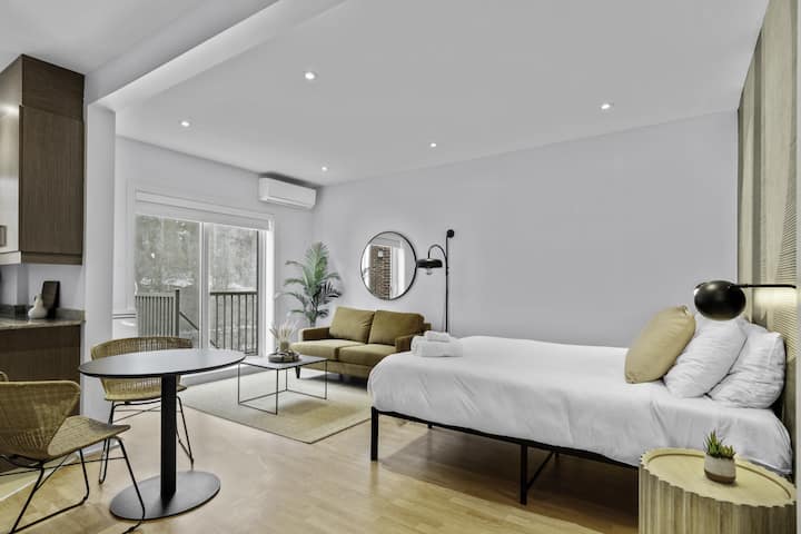 Trendy Open-space Studio By Jean Talon Market - Montreal