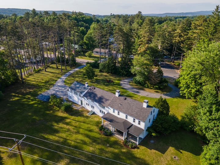 Grand Country Estate With Modern Comforts - コンコード, NH