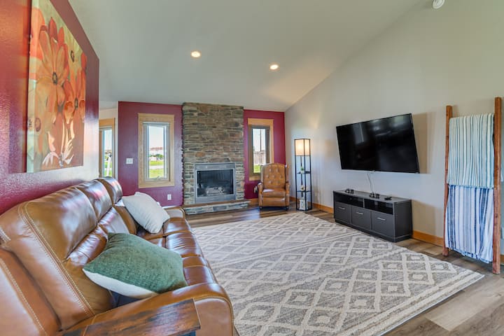 Hot Tub & Fenced Yard: Spacious Fargo Home! - Fargo, ND