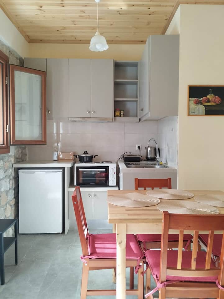 Jenny 2, Fun Apartment For 4 In The Heart Of Town - Skiatos