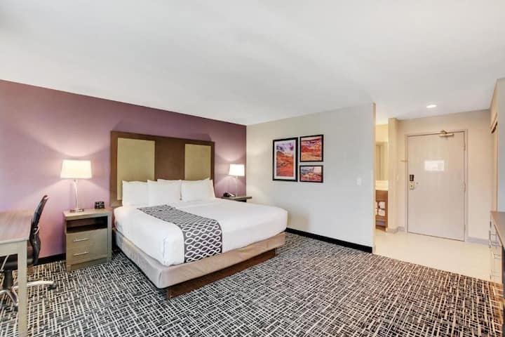 Deluxe King Room Near Autozone Auto Parts Las - Electric Daisy Carnival (EDC Las Vegas)
