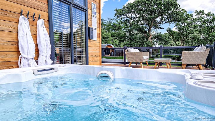 Beech Lodge | Sleeps 4 - Hot Tub, Dog Friendly 5* - Malton