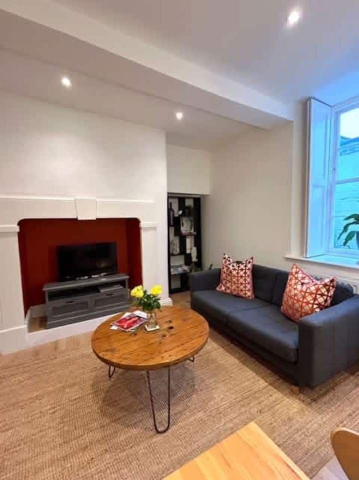 Peaceful Apartment With Courtyard In Town Centre - Malmesbury