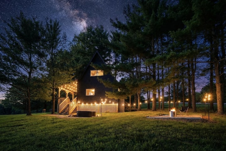 Starlit Hot Tub & Fire Pit | Modern Cabin For Two - Logan, OH