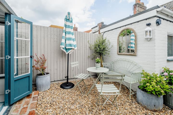 Wigeon Cottage - Adults Only - Sleeps 4 Guests - Aldeburgh