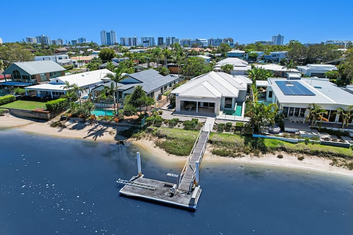 4 Bedroom Waterfront Dream Holiday Home - Mooloolaba