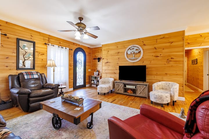 Bird House | Hot Tub, Large Yard, Horses Nearby - Mentone, AL