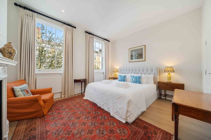 3 Bedroom Chelsea Townhouse With Patio - London