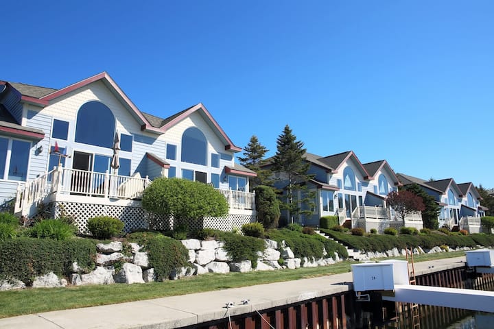 Modern Condo W/ Harbor Views And Community Pool - Manistee, MI