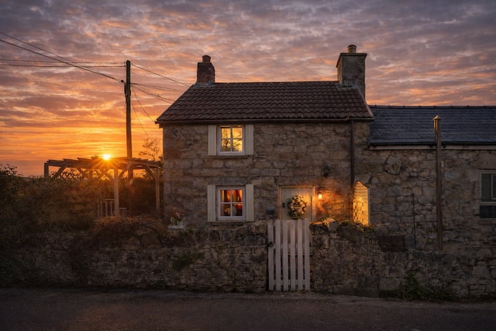 Charming Shepherd's Cottage, Pets Welcome,parking - Bridgend