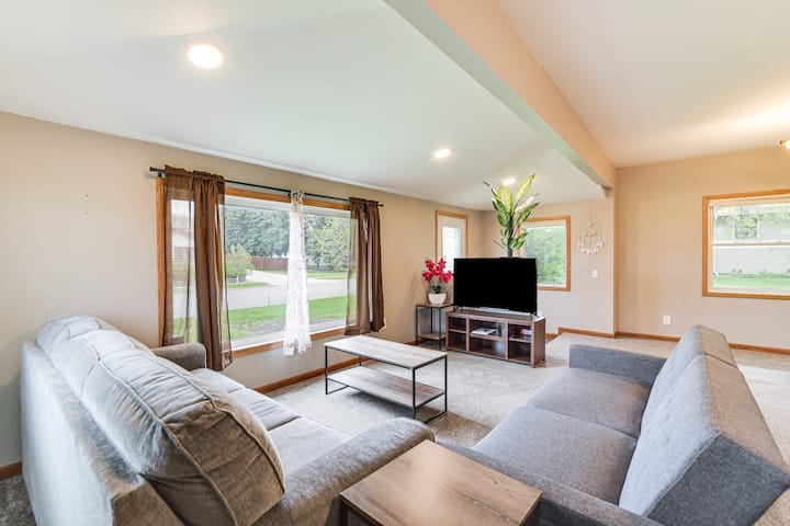 Serene Devils Lake House W/ Deck + Fire Pit! - Devils Lake, ND