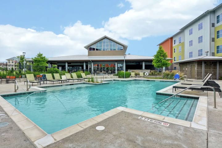 Austin Resort Retreat: Free Breakfast And Parking - Austin, TX