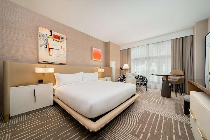 Downtown Delight: Pets Allowed, Parking, Pool! - San Diego, CA