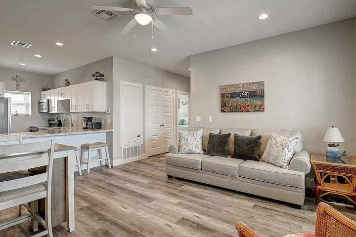 Remodeled Beachy 2br/2ba-pool View & Walk To Beach - Port Aransas, TX