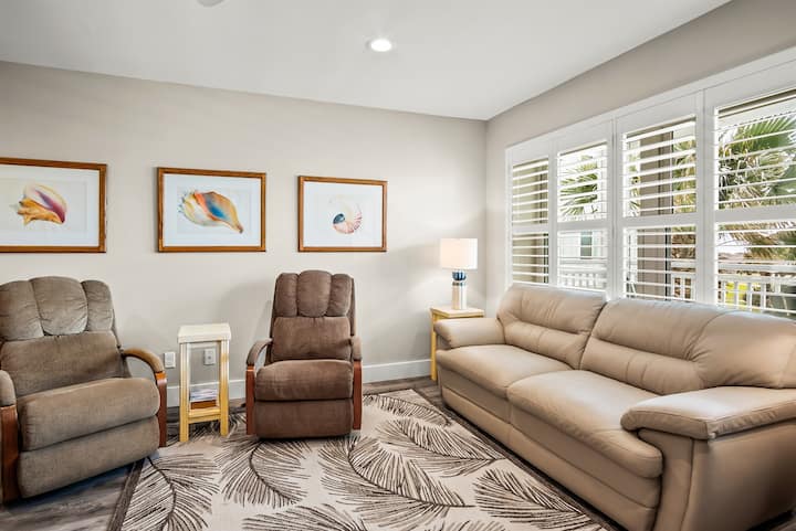 Pool View, Private Beach Access-walk To Town/beach - Port Aransas, TX