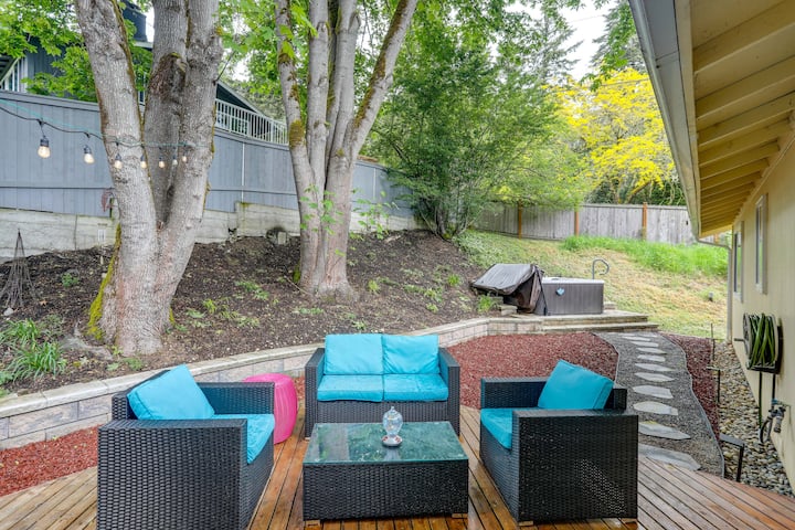 Pet-friendly Sammamish Home W/ Deck ~ 3 Mi To Lake - Sammamish, WA