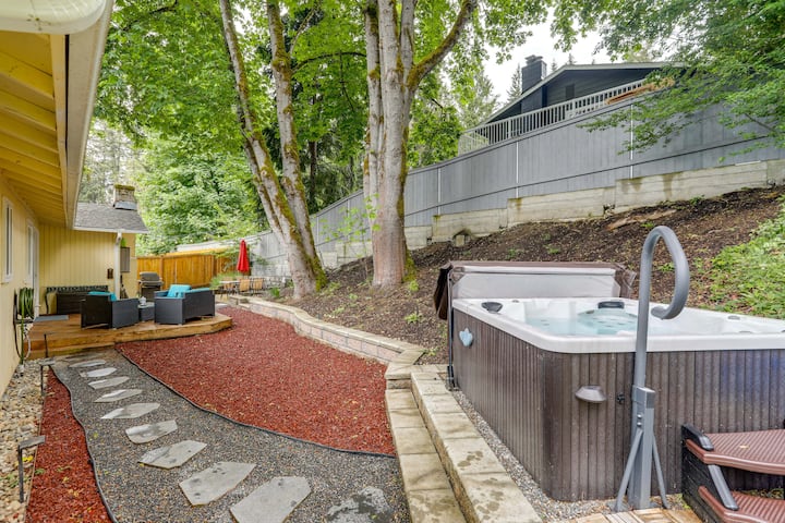 3 Mi To Lake Sammamish! Pet-friendly Home W/ Deck - Sammamish, WA