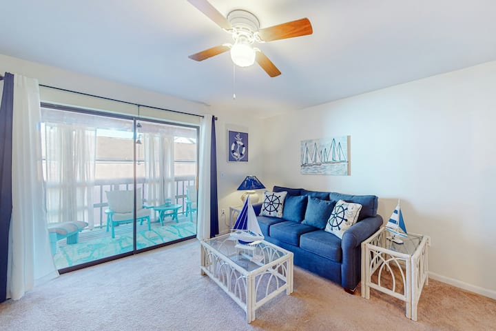 Comfortable Condo With Deck, Heated Pool - Fenwick Island, DE