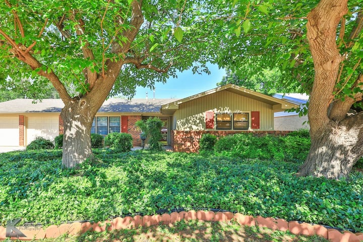 Ivy Lodge (Sleeps 8 | 5 Tvs) - Abilene, TX