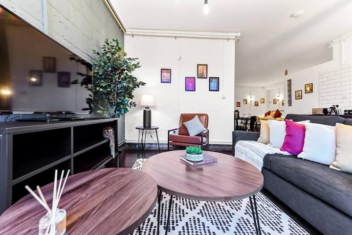 Trendy And Eccentric Flat In Hackney - Staffordshire University London - Digital Institute