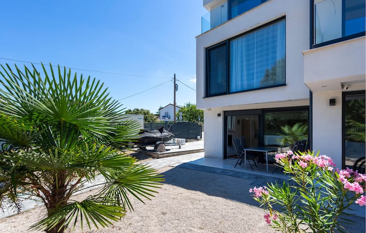 3 Bedroom Beach Front Apartment In Malinska - Malinska