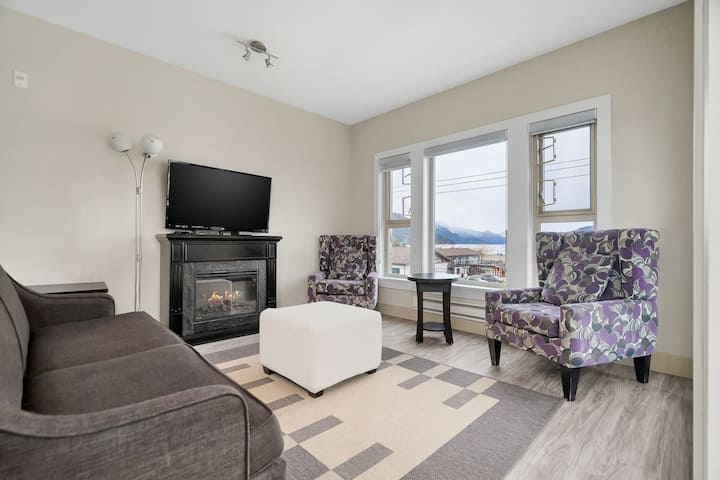Upscale 2br Overlooking Lake View Escape - Harrison Hot Springs