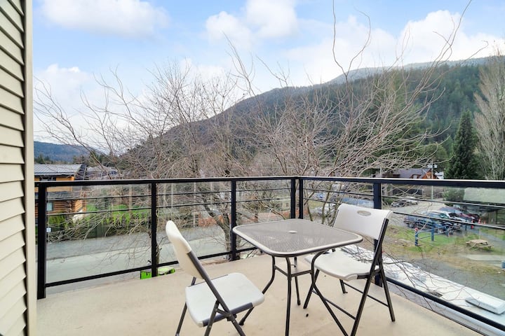 Embrace Serenity Luxe 2br, Sky-high Deck - Harrison Hot Springs