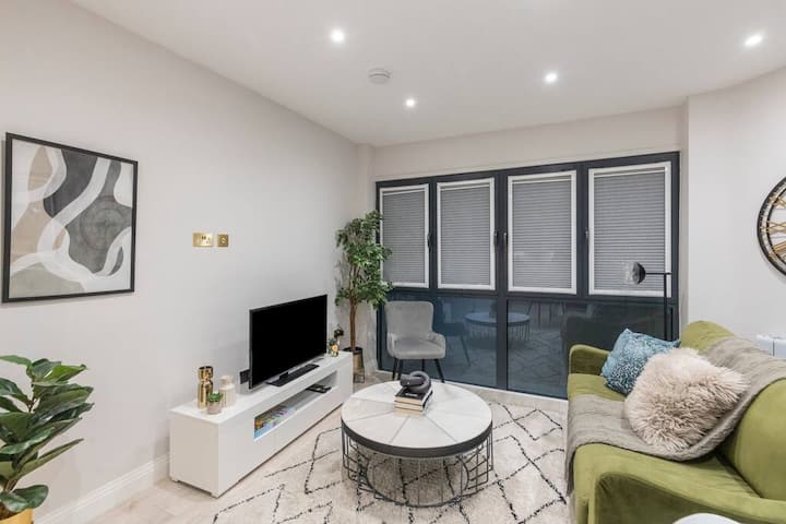 Luxe Minimalist 1-bed Flat | 7 Mins From Station - Londra