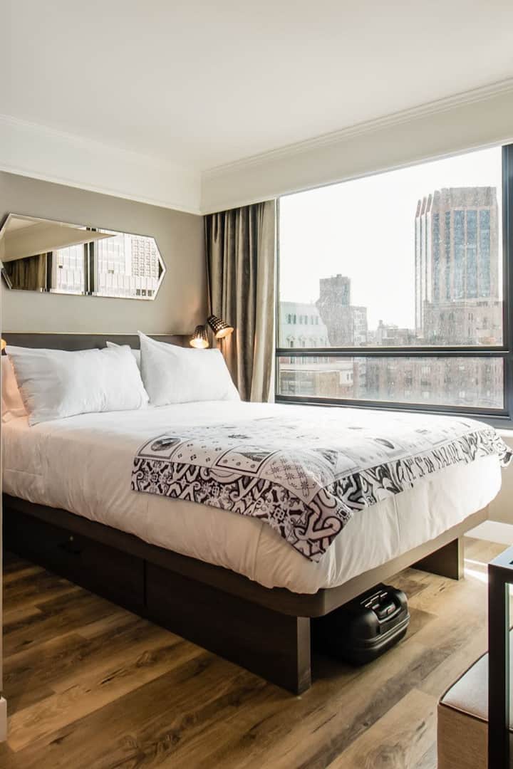 Large Windows And Instaworthy Skyline Views - Manhattan, NY