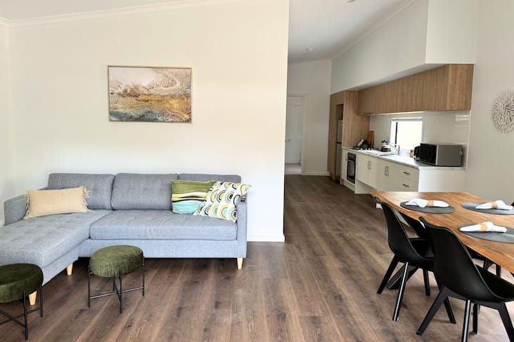 Cabin 6 Of 6: 2 Br, 1 Ba, Living/dining/kitchen - McLaren Vale