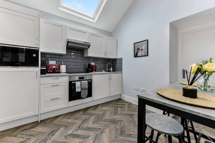 Beautifully Renovated Flat Ideal For Travellers - Romford