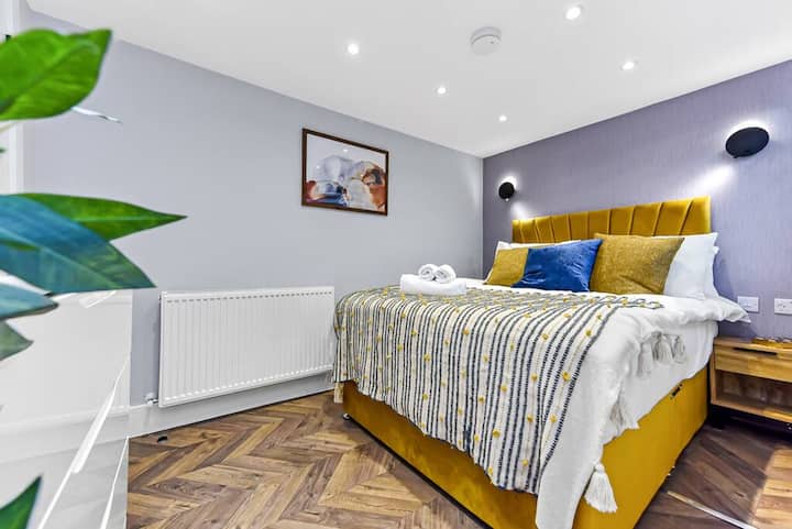 Beautifully Renovated Flat Ideal For Travellers - Romford