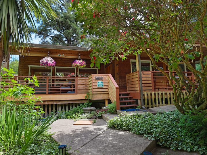 Woods & Waves: Luxury Coast Cabin, King Beds, Pets - Cape Meares