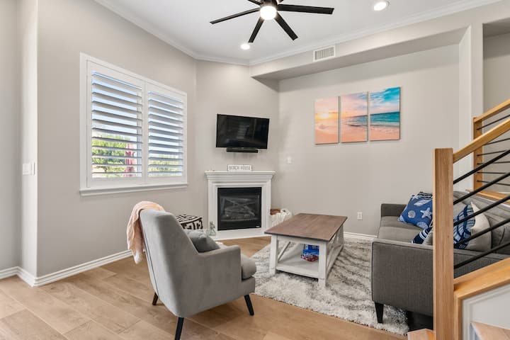 Carlsbad Village Escape Near Beach - Carlsbad, CA