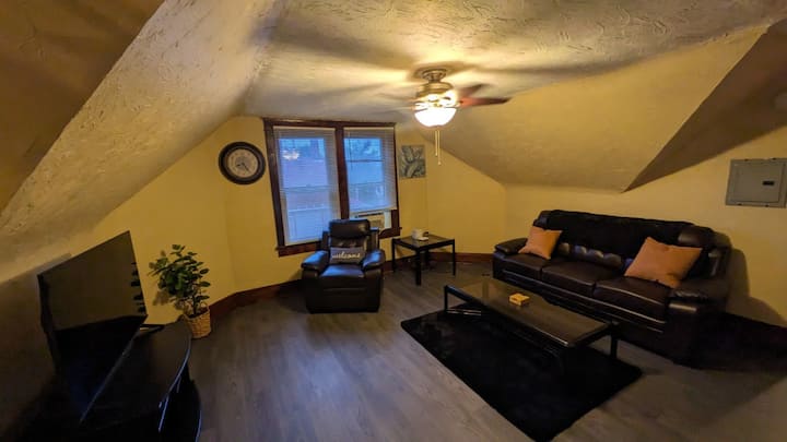Cleveland Hyde House Upper Unit - Case Western Reserve University, Cleveland