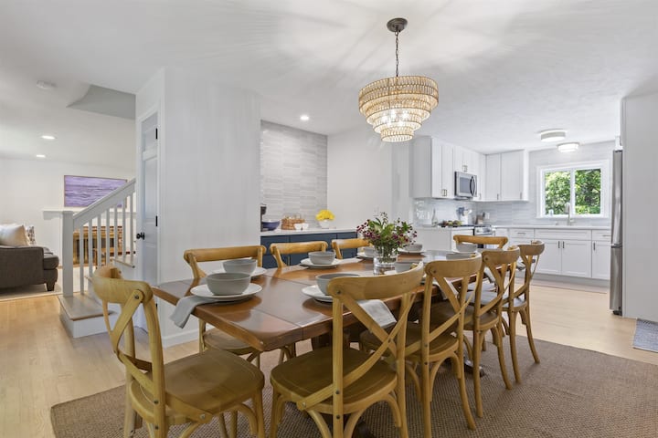Newly Renovated Home! Hottub! Walk 2 Beach! Slps 9 - Woods Hole, MA