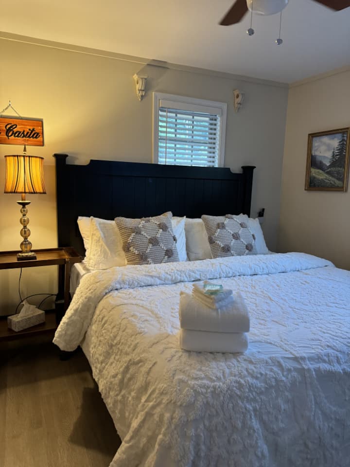 La Casita- King Suite, 3 Minutes To Parkway - Pigeon Forge, TN