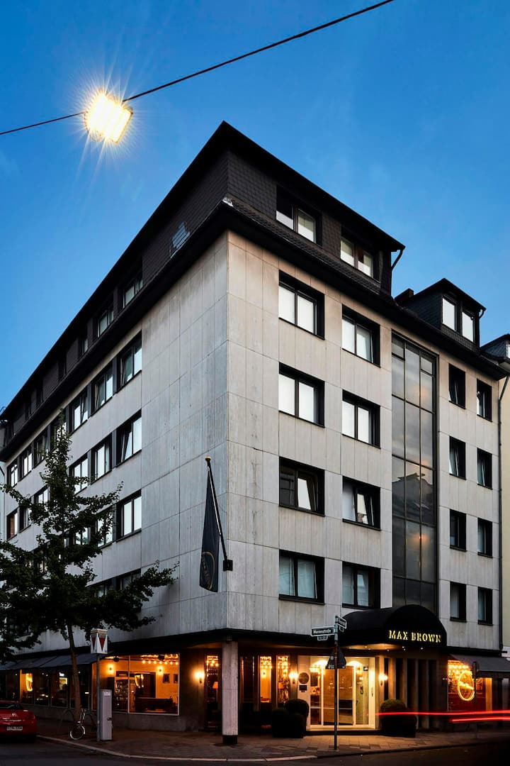 Large Room At Max Brown Hotel Midtown - Düsseldorf