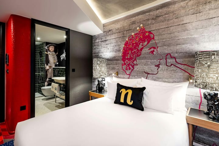 Close To City Of London, Big Ben & London Eye - London