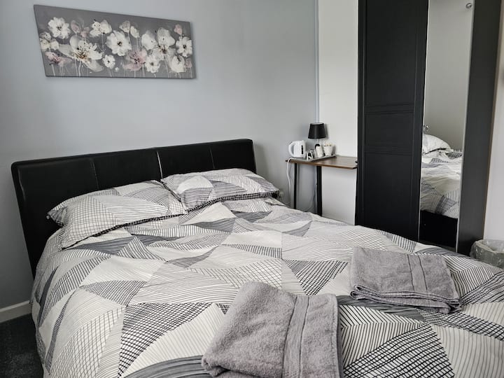 King - Shared Bathroom - Shepton Mallet