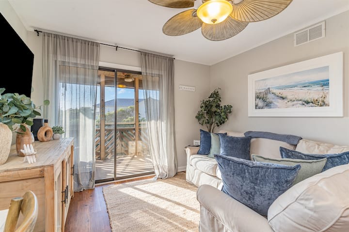 North Myrtle Retreat! Walk To The Beach! Sleeps 4! - North Myrtle Beach, SC