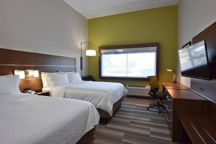 Queen Room Near Pediatric Dental Group Orl - Lake Mary Jane, FL