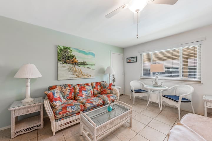 Cozy Studio Large Pool W/ A Private Courtyard And - Port Aransas, TX