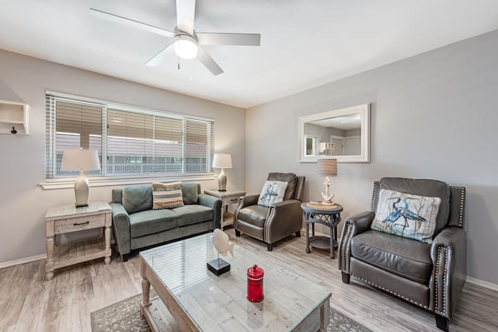 Roomy 1 Bdrm Large Pool W/ A Private Courtyard And - Port Aransas, TX